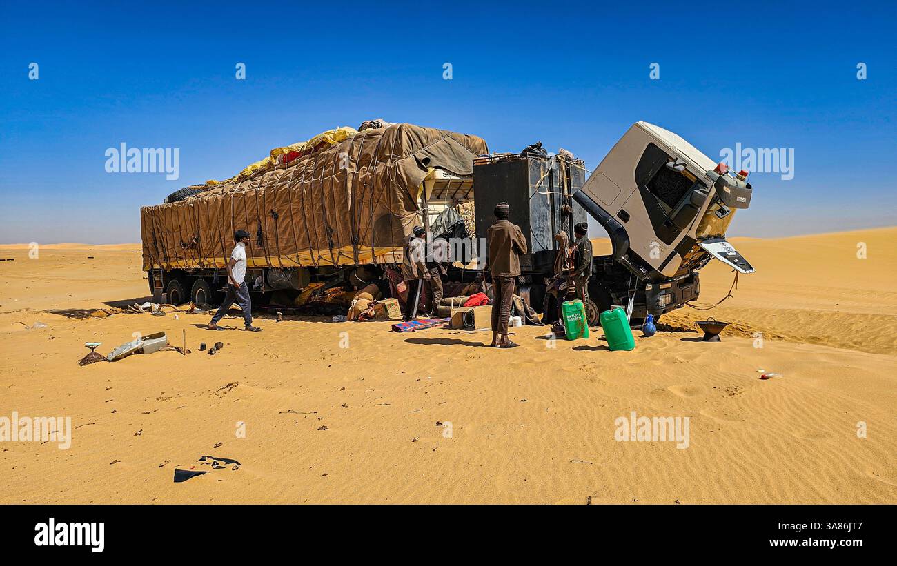 Truck stuck in the sand dunes of the Tibesti Mountains, Chad Stock ...