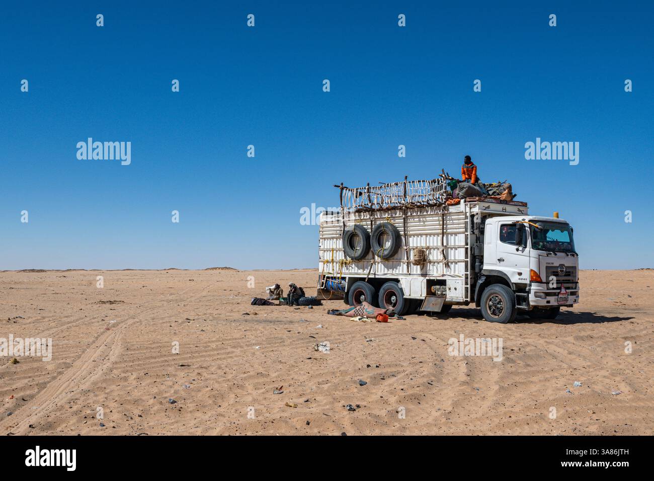 Truck stuck in the sand dunes of the Tibesti Mountains, Chad Stock ...