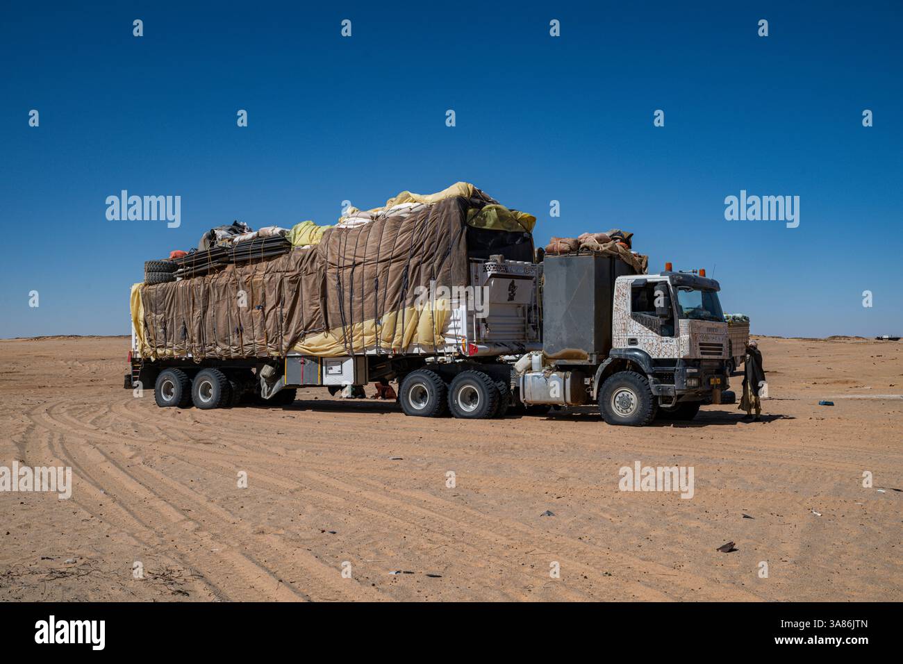 Truck stuck in the sand dunes of the Tibesti Mountains, Chad Stock ...