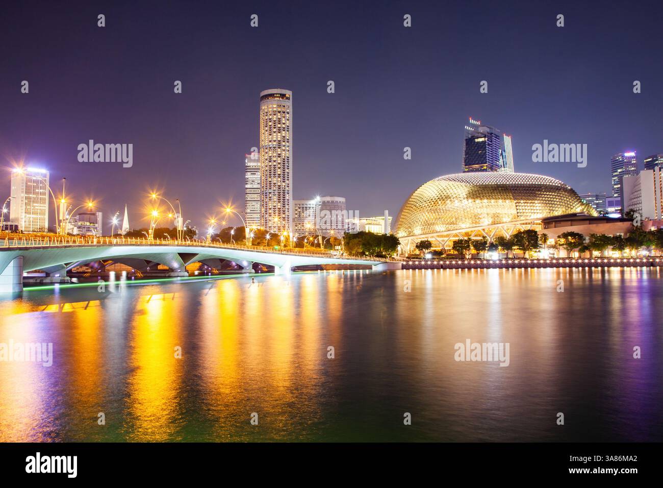 Esplanade bridge and esplanade theaters on the bay, Singapore Stock Photo - Alamy