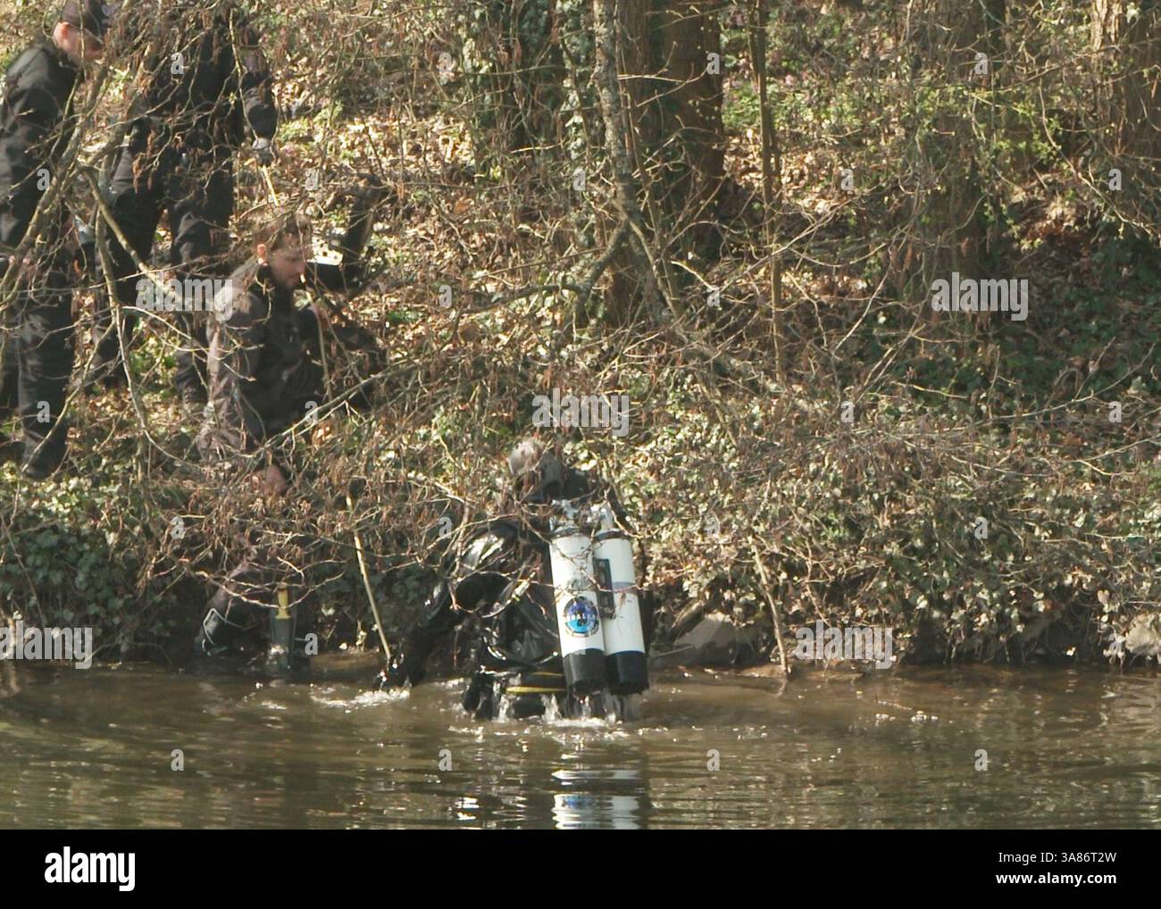 Weilburg, Germany. 28th Mar, 2025. Divers from the police and fire ...