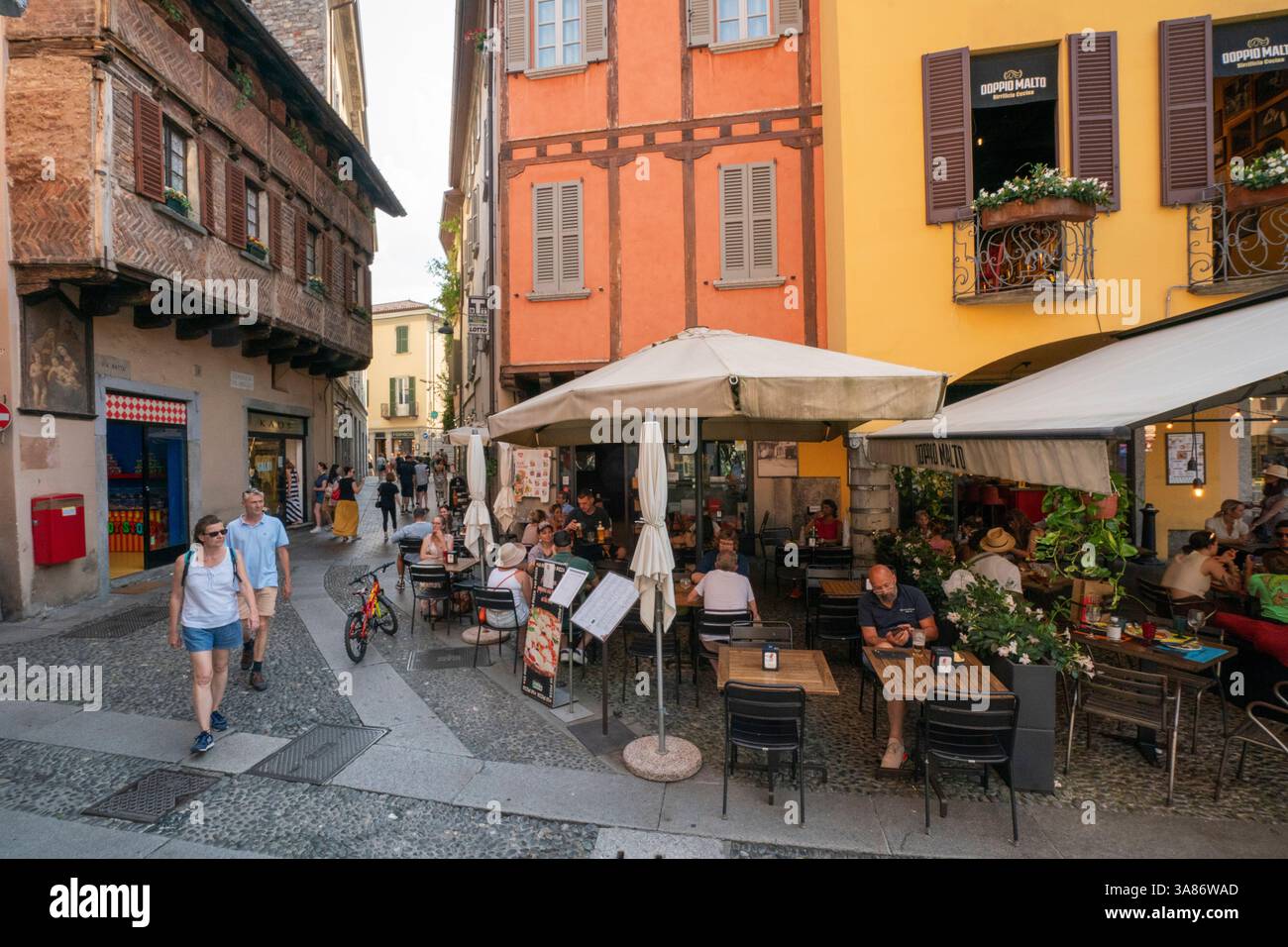 Outdoor life italy hi-res stock photography and images - Alamy