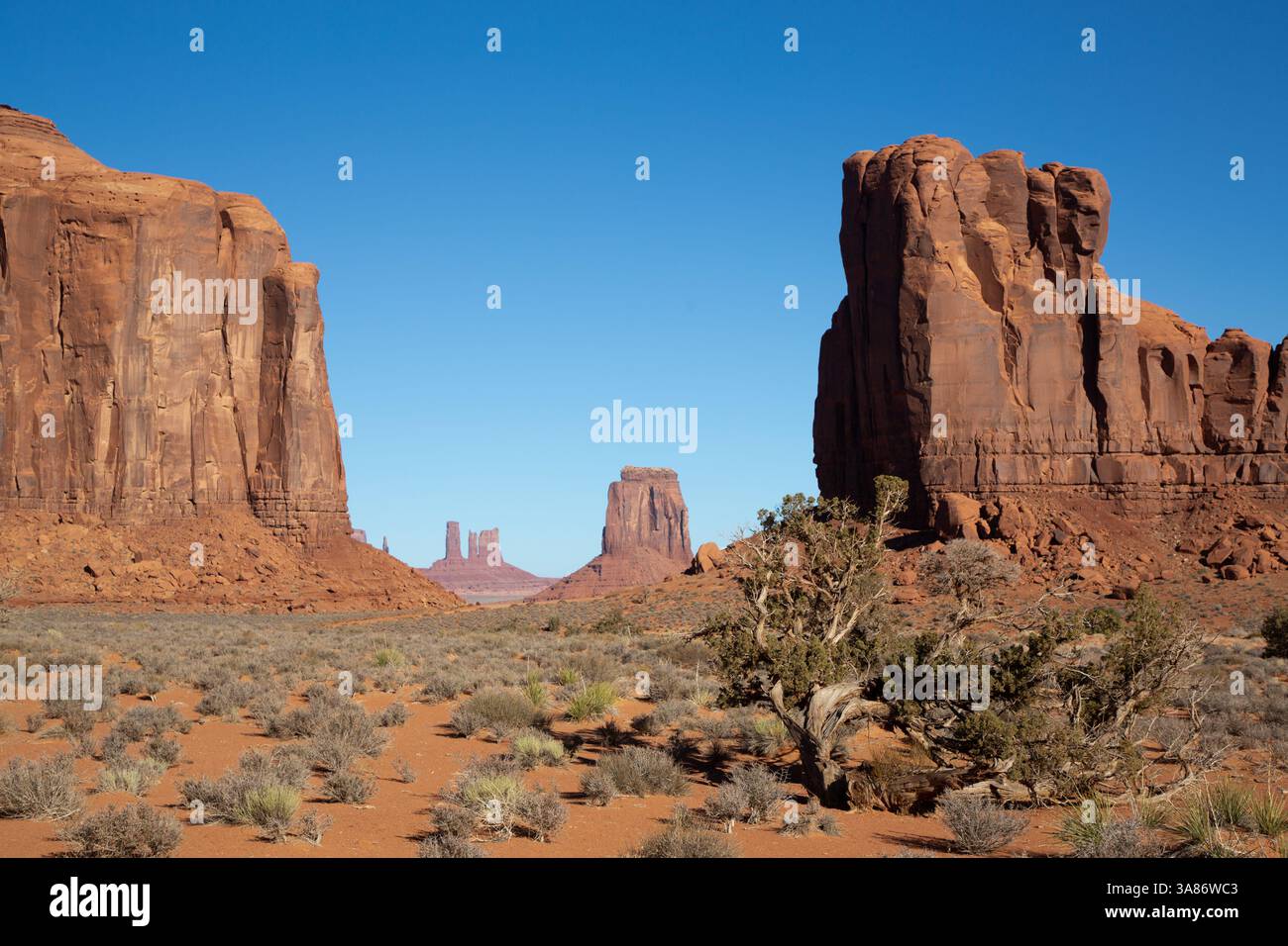 North Window, Elephant Butte on left, Cly Butte on right, Monument ...