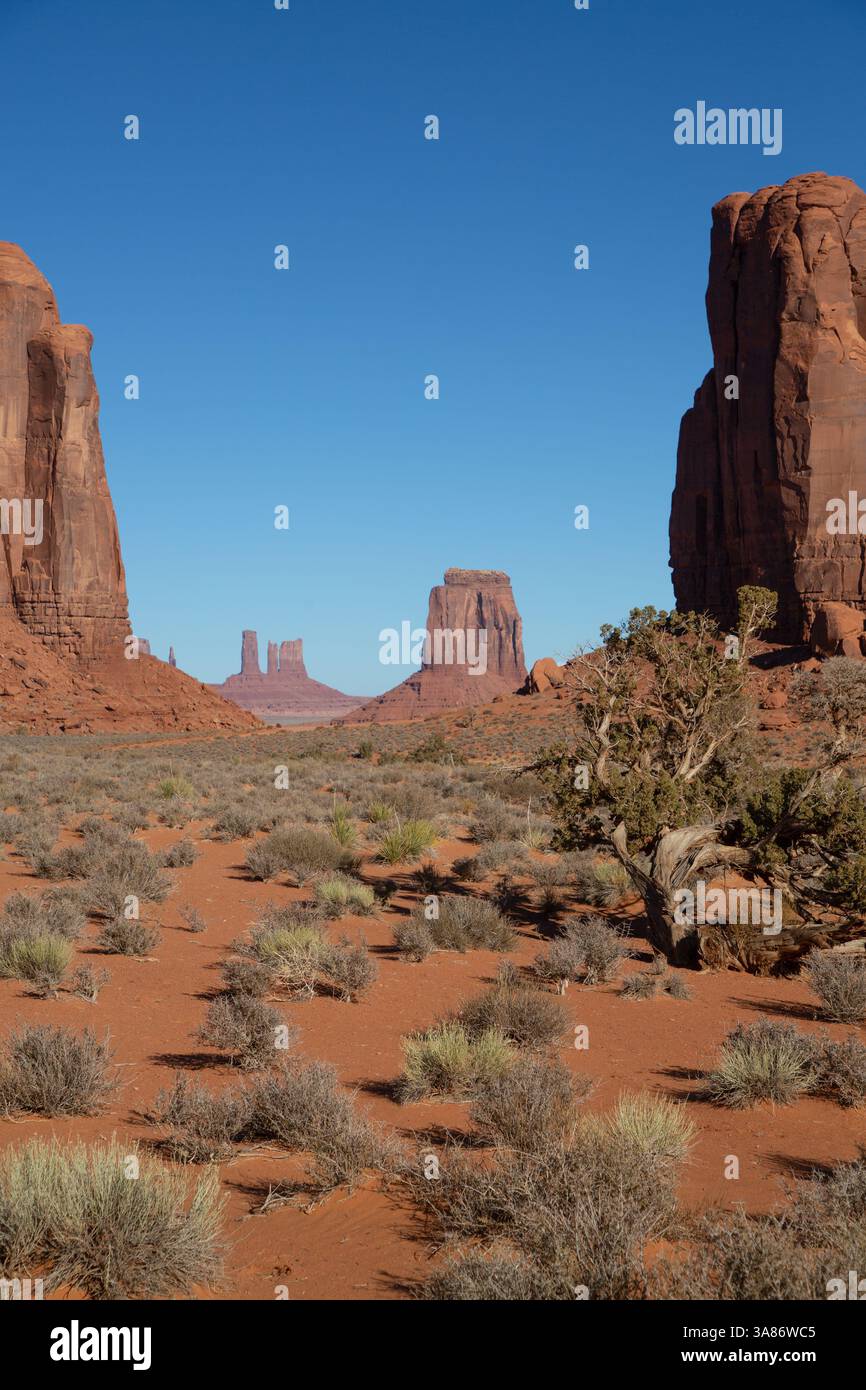 North Window, Elephant Butte on left, Cly Butte on right, Monument ...