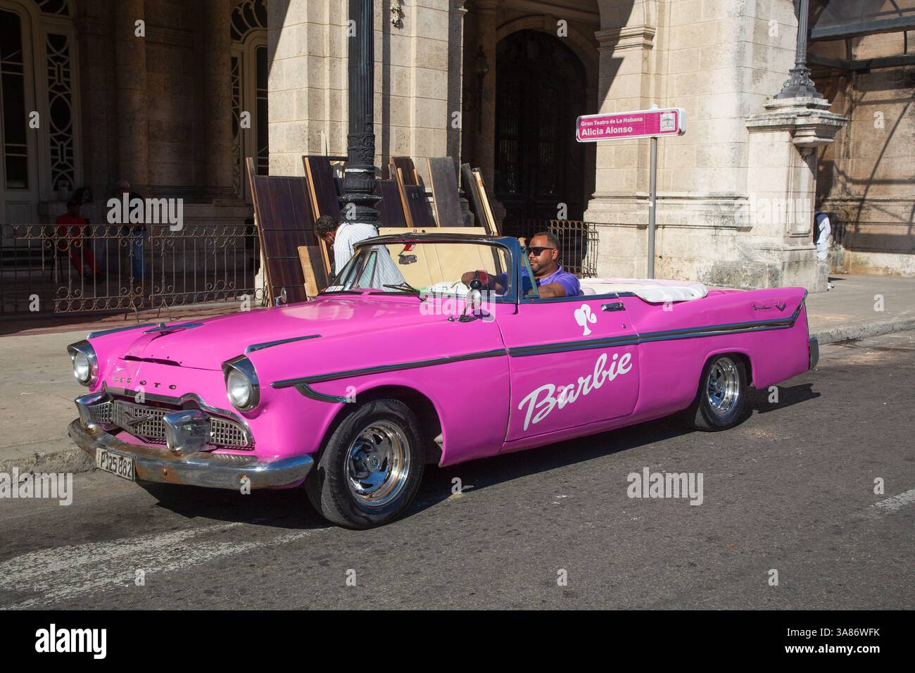 Pink vintage convertible car havana hi-res stock photography and images ...