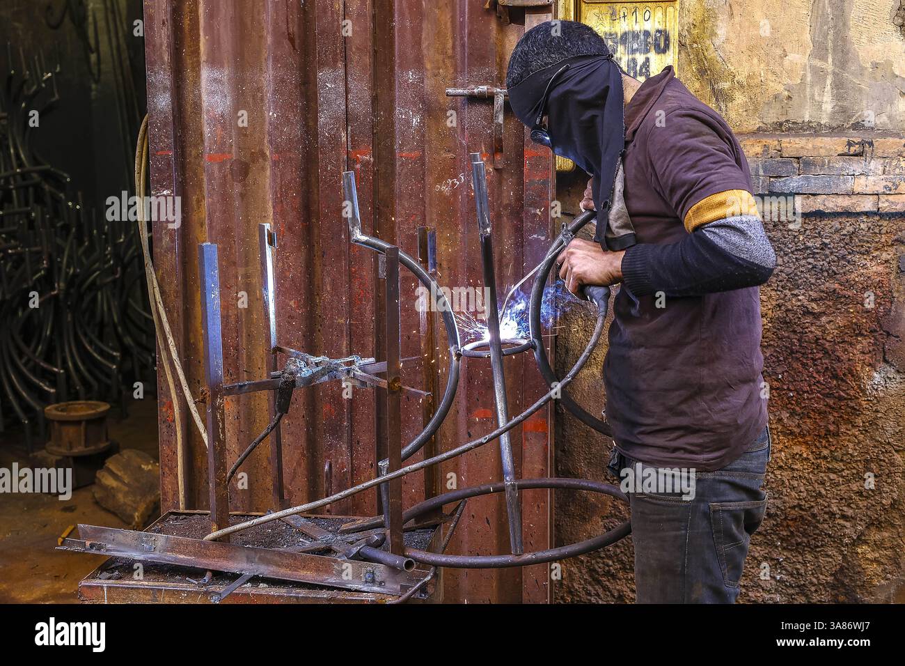 Craftsman at work in a workshop in Marrakesh, Morocco Stock Photo - Alamy