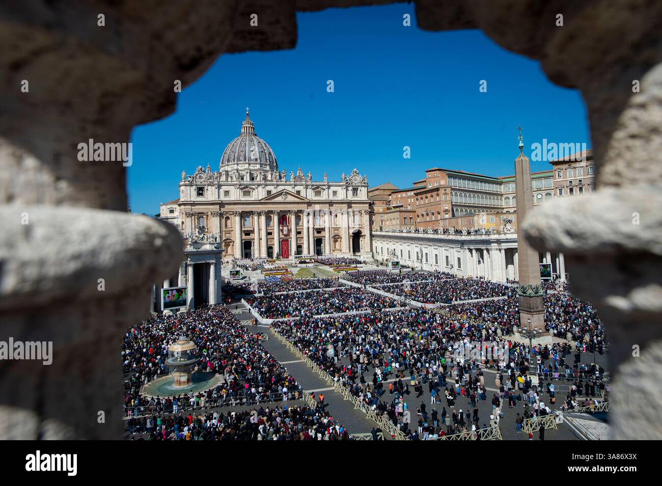 Pope Francis leads Easter Sunday Mass on April 9, 2023, Holy Week ...