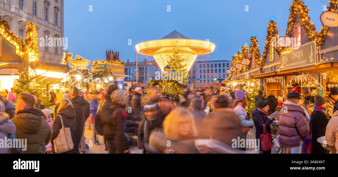 Christmas market stalls in Vorplatz Berliner Schloss at Christmas ...