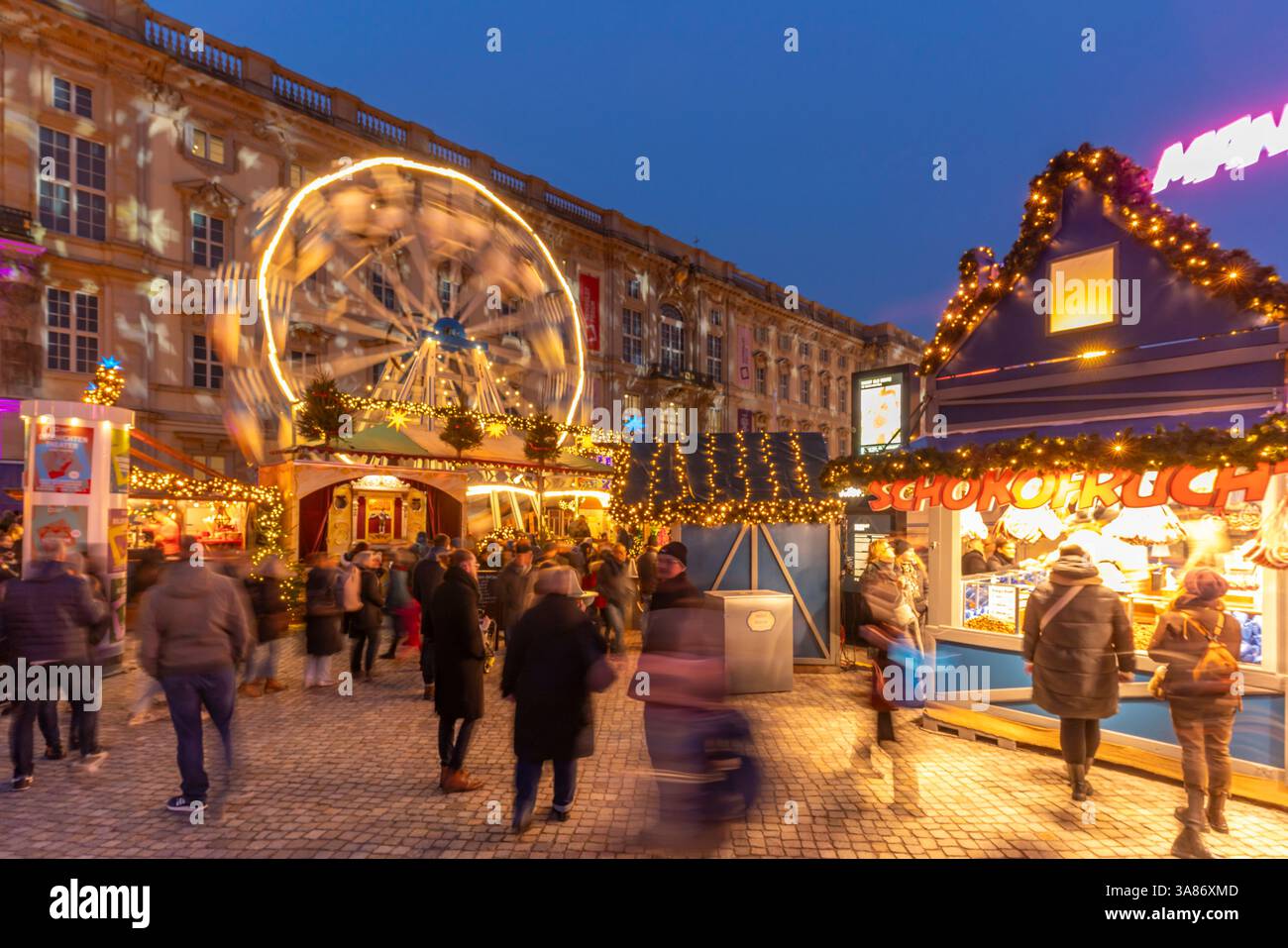 Christmas market stalls in Vorplatz Berliner Schloss at Christmas ...