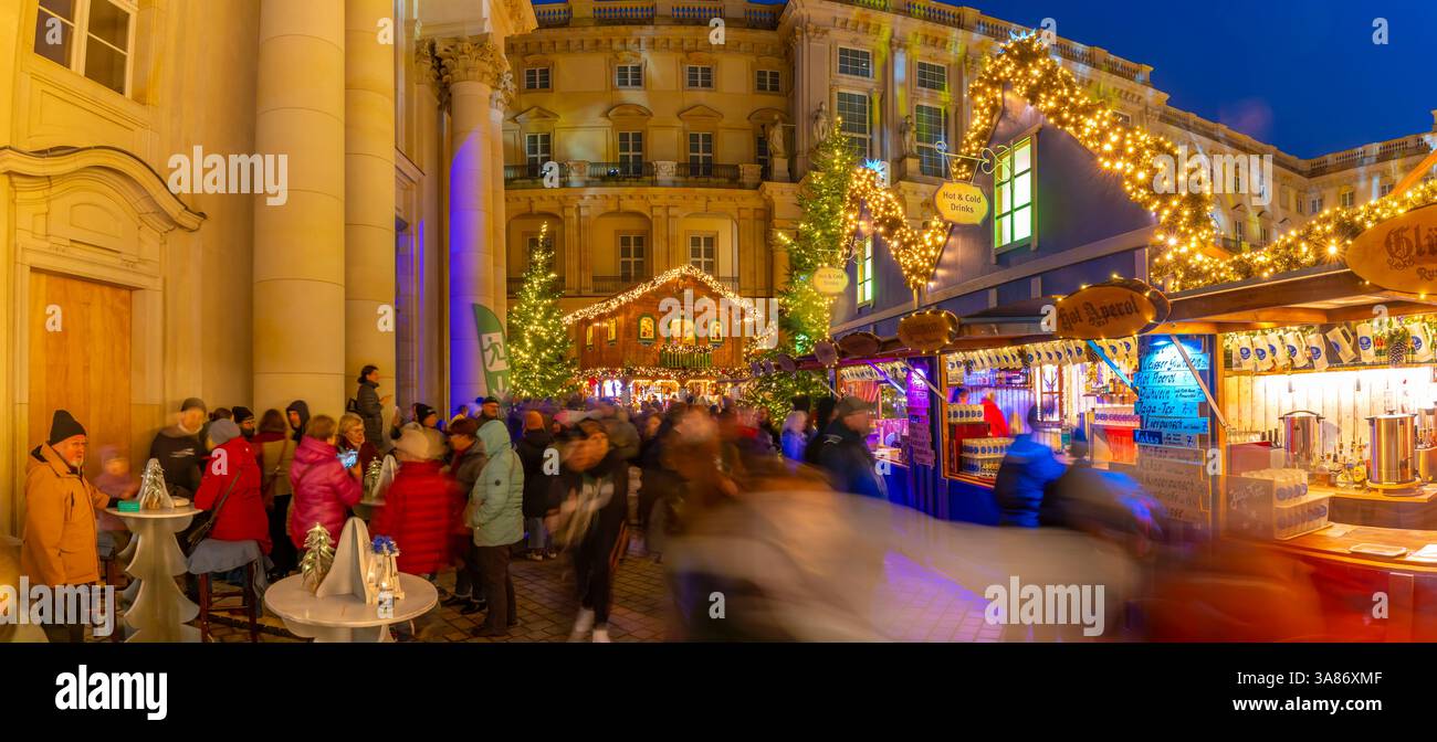 Christmas market stalls in Schluterhof des Berliner Schlosses at dusk ...