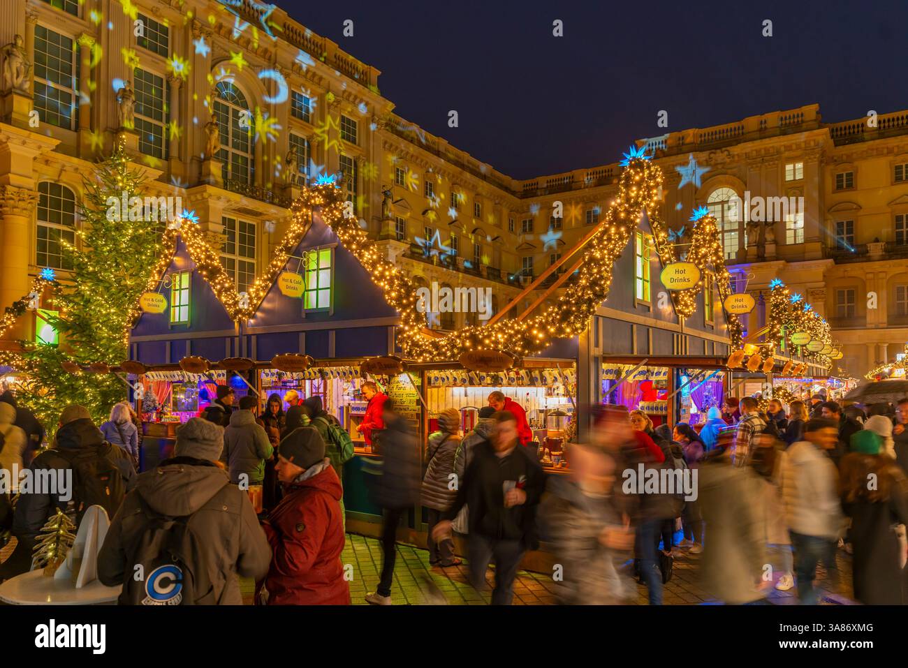 Christmas market stalls in Schluterhof des Berliner Schlosses at dusk ...