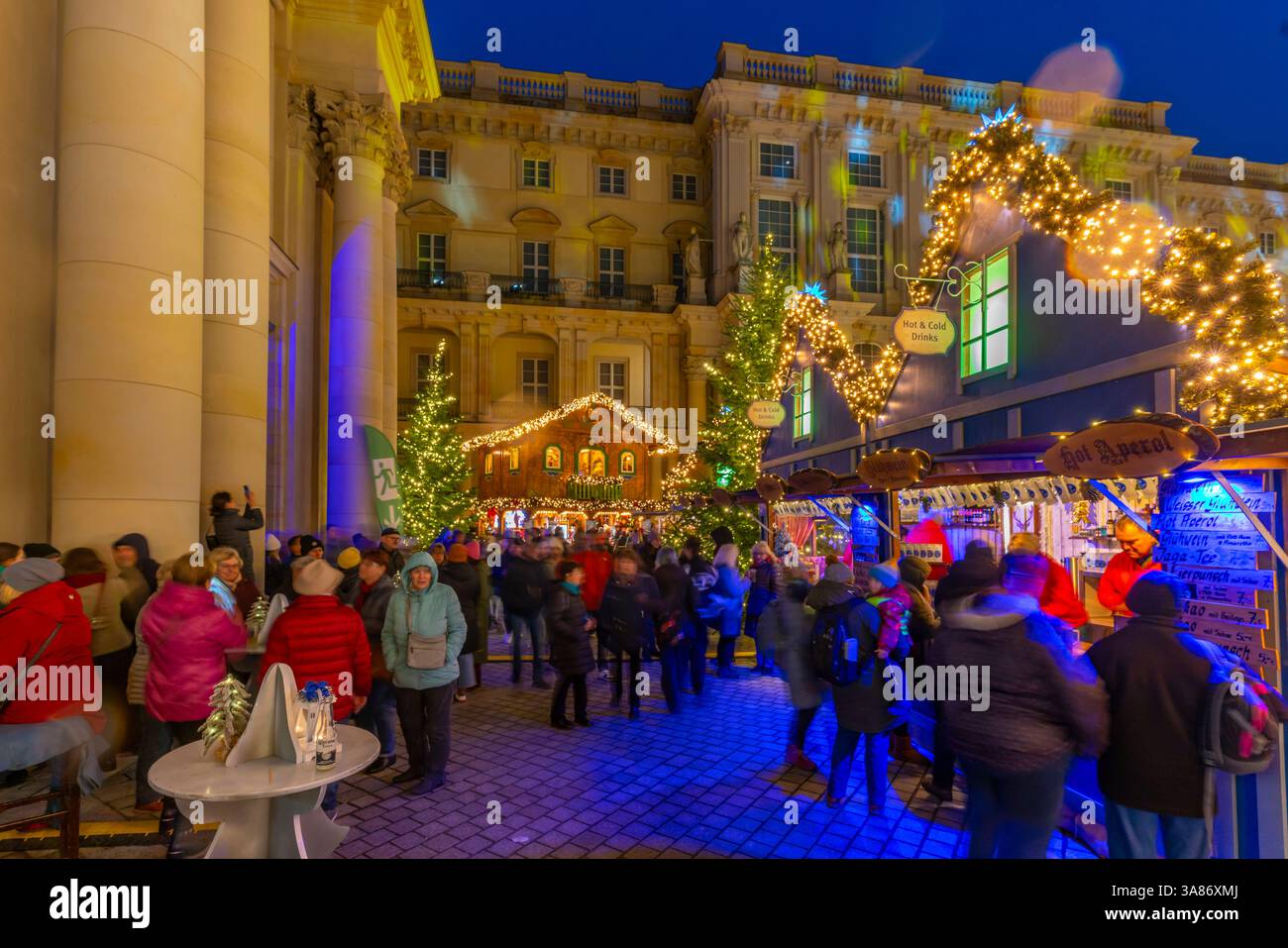 Christmas market stalls in Schluterhof des Berliner Schlosses at dusk ...