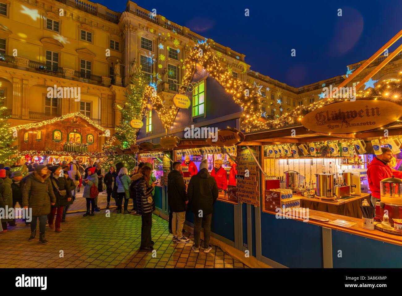Christmas market stalls in Schluterhof des Berliner Schlosses at dusk ...