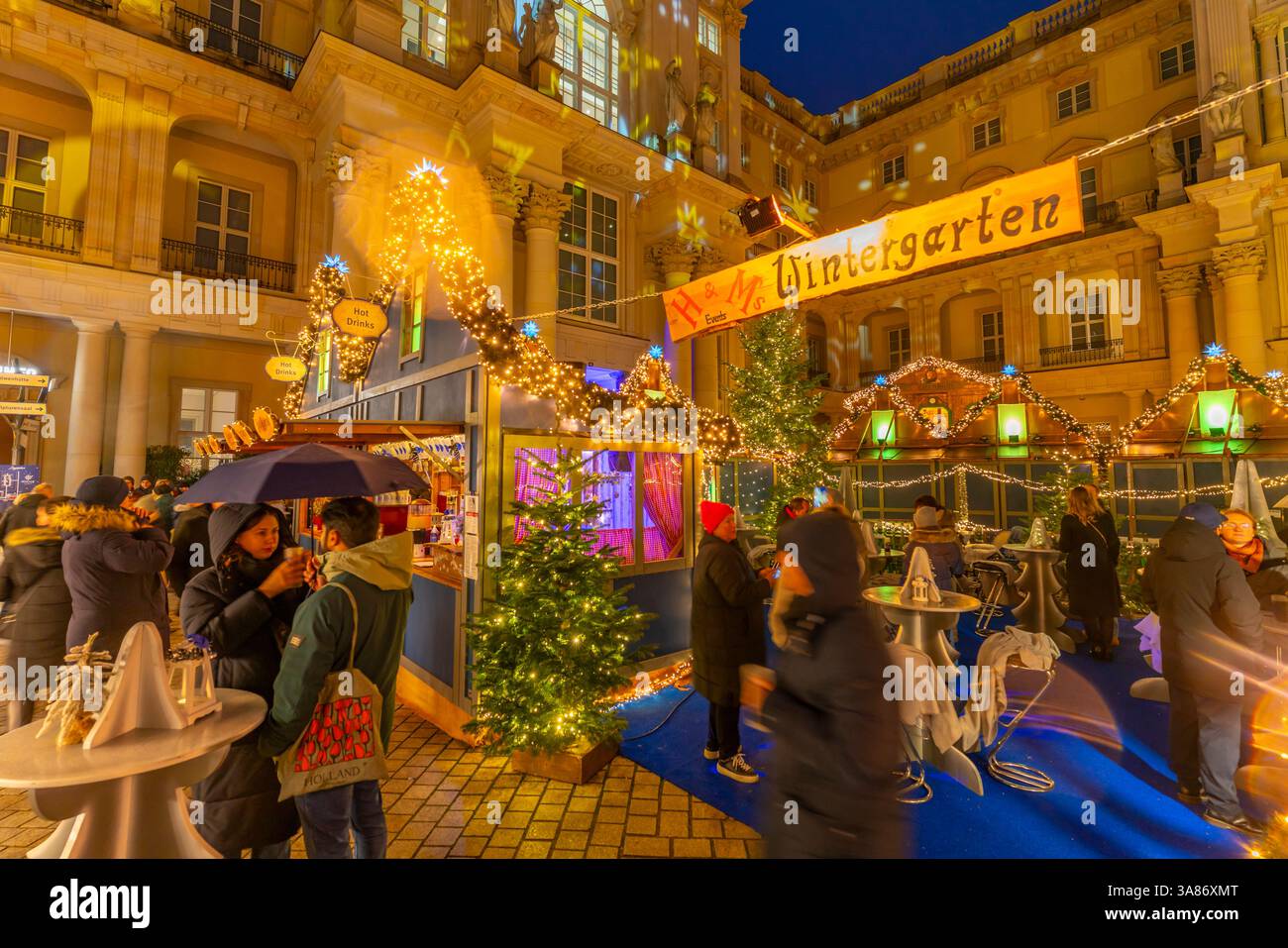 Christmas market stalls in Schluterhof des Berliner Schlosses at dusk ...