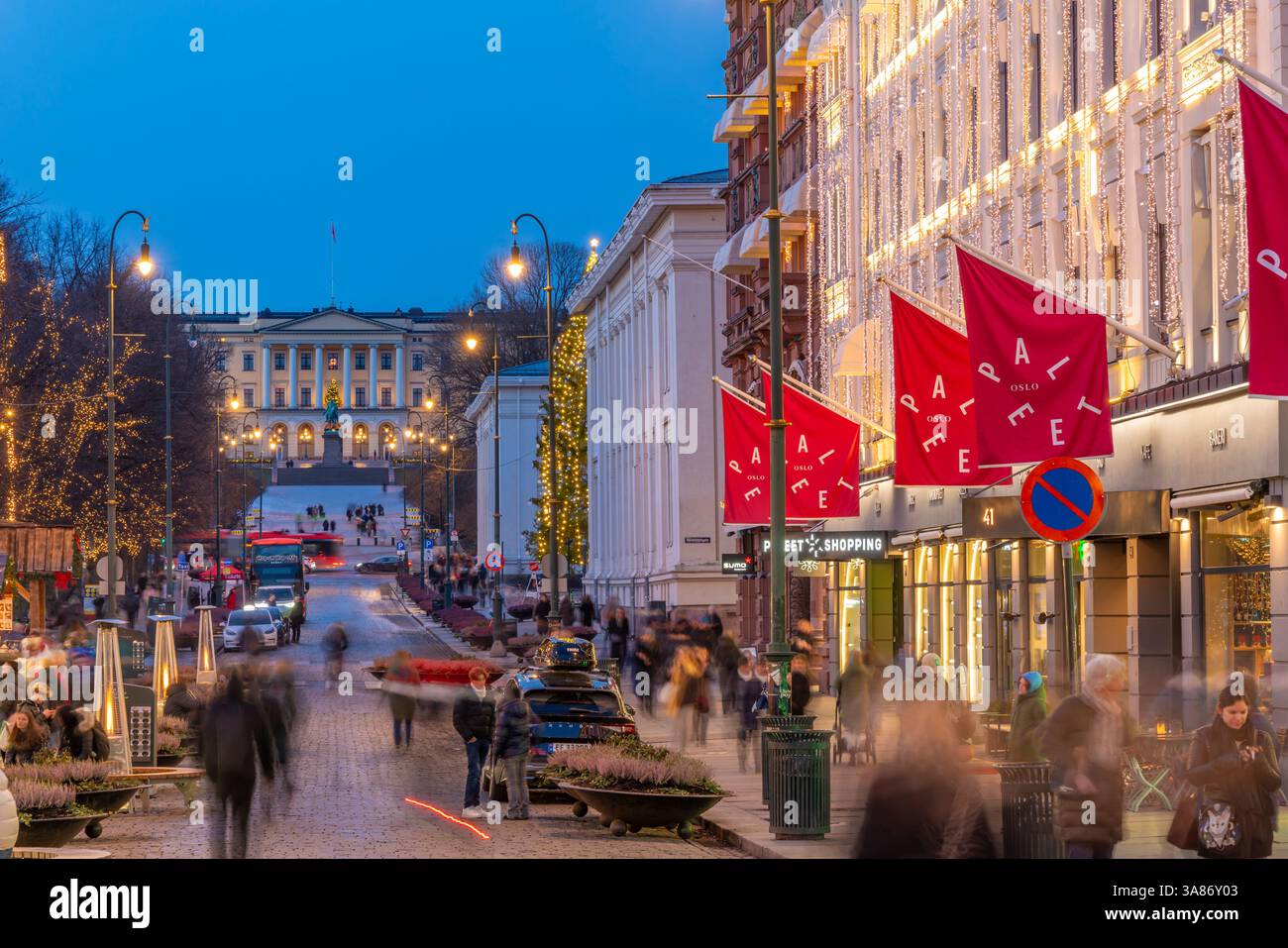 View of The Royal Palace from Karl Johans Gate at Christmas, Oslo ...
