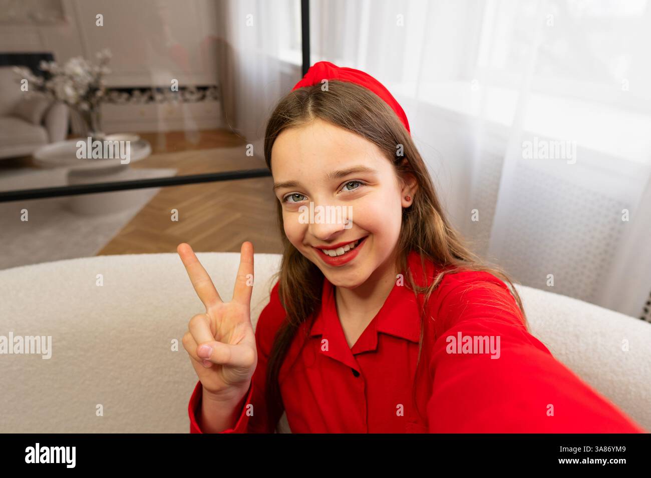 Teen girl selfie hi-res stock photography and images - Alamy