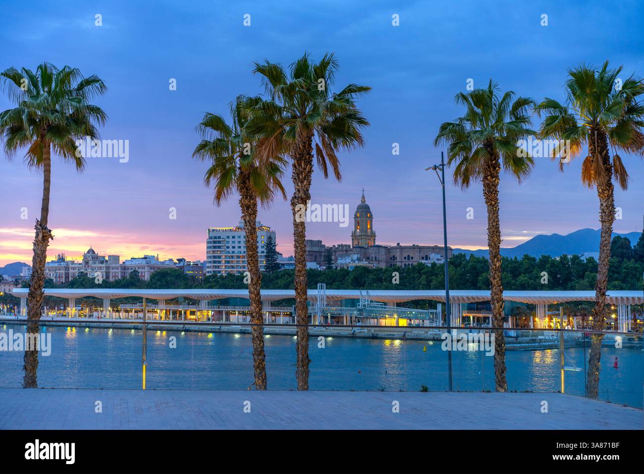 Málaga’s muelle uno hi-res stock photography and images - Alamy