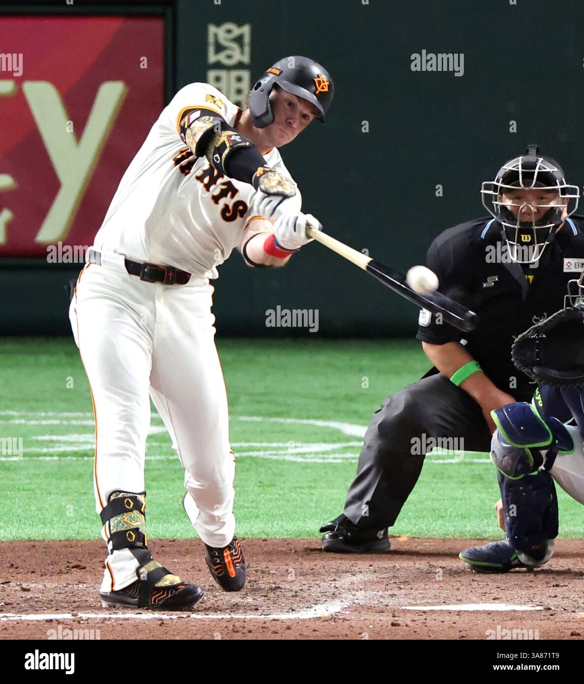 Yomiuri Giants' Trey Cabbage of USA hits a two-run homer in the eighth ...