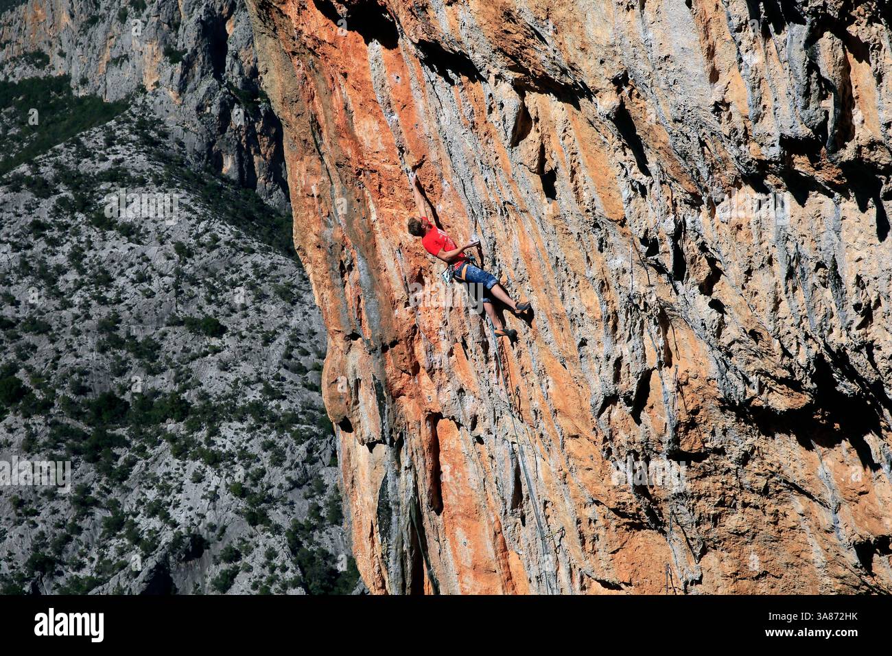 Climber scaling limestone cliffs hi-res stock photography and images ...