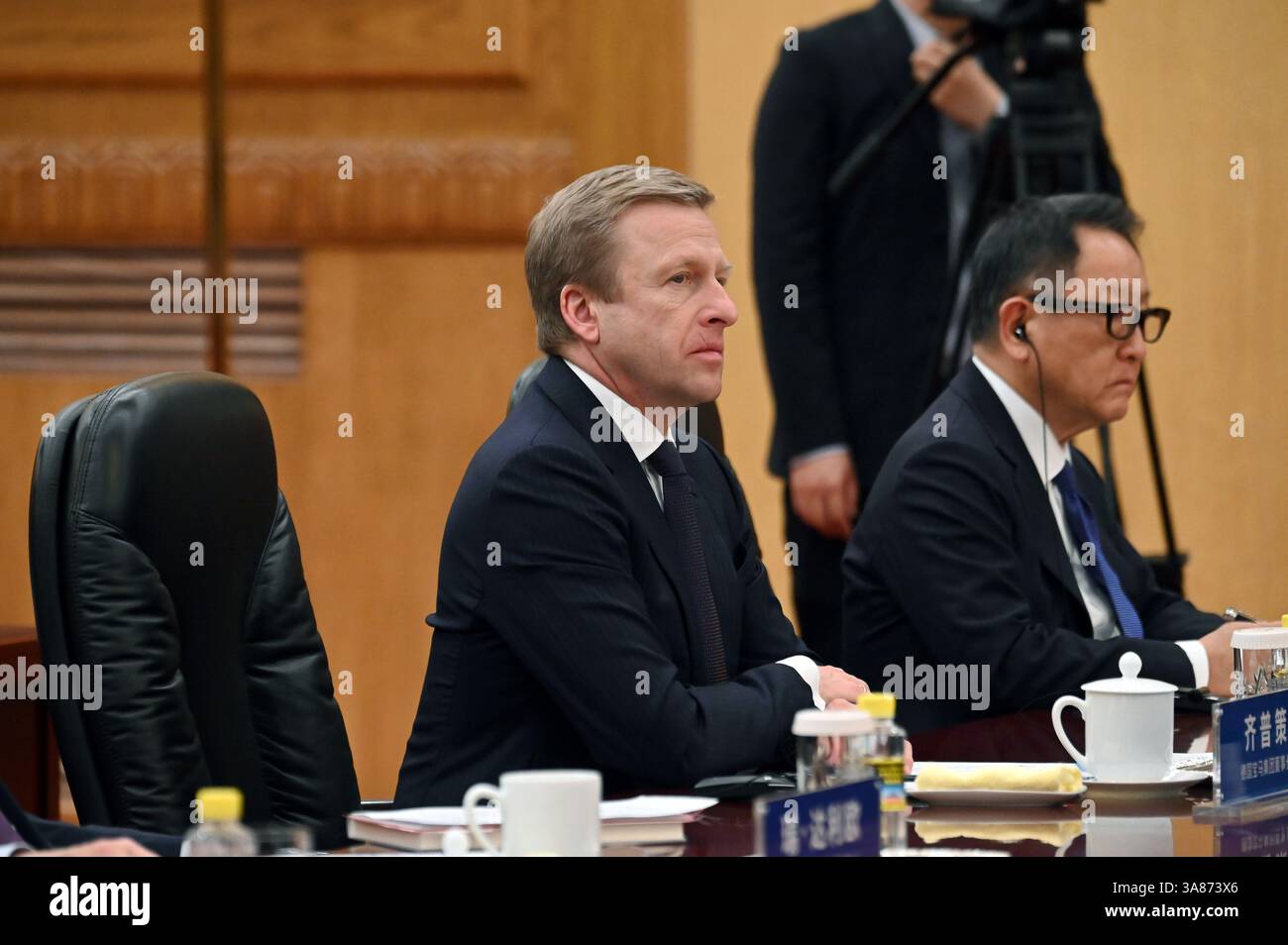 28 March 2025, China, Pekín;: Oliver Zipse (left), CEO of BMW, together ...