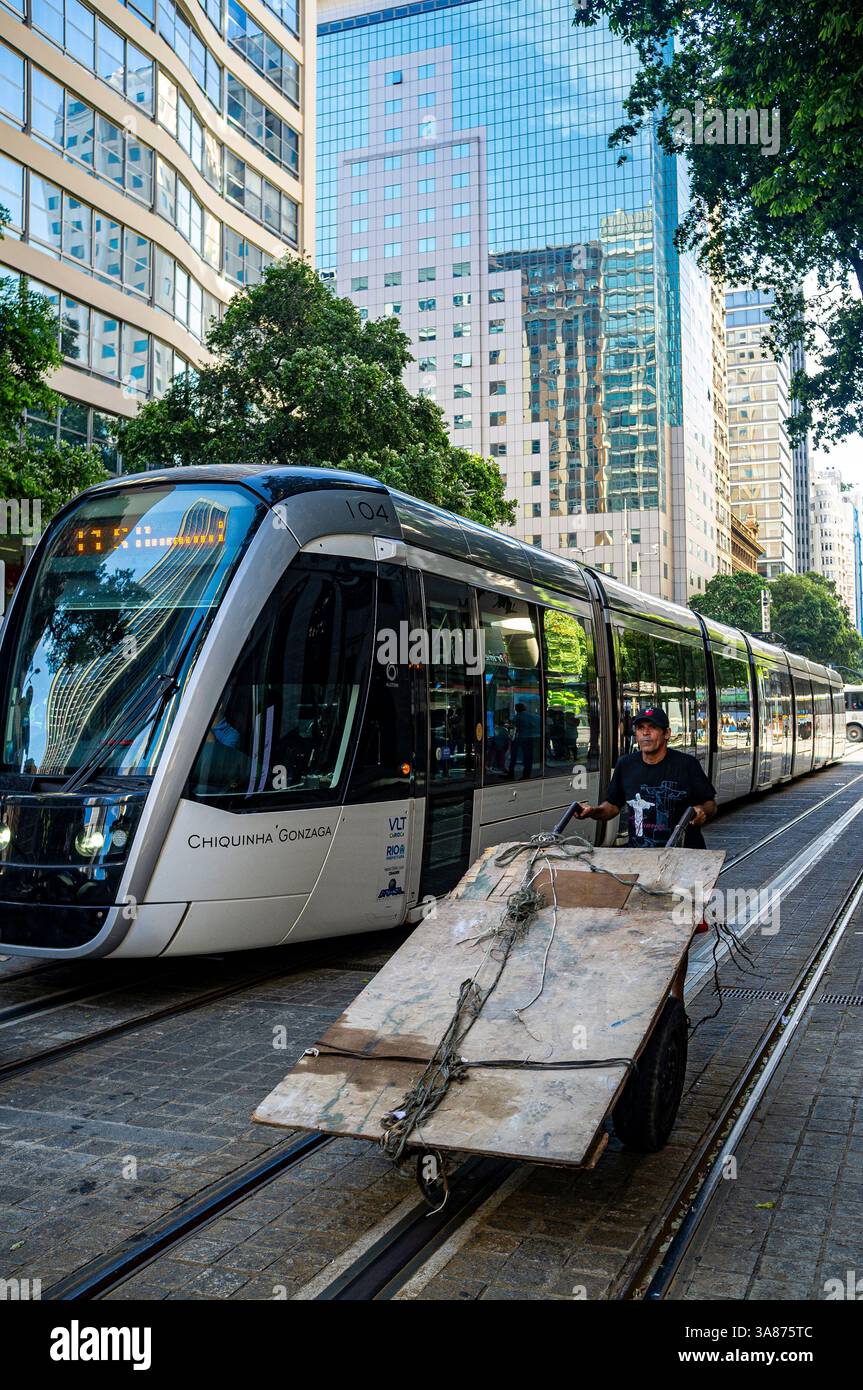 Drayman passes beside Rio de Janeiro Light Rail ( Portuguese - VLT do ...