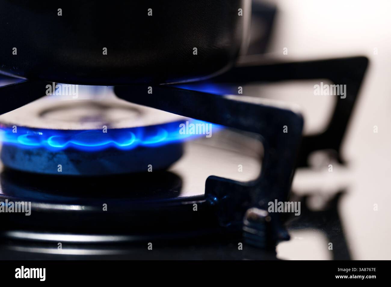 Close-up of blue gas flame under a pot on stovetop Stock Photo - Alamy