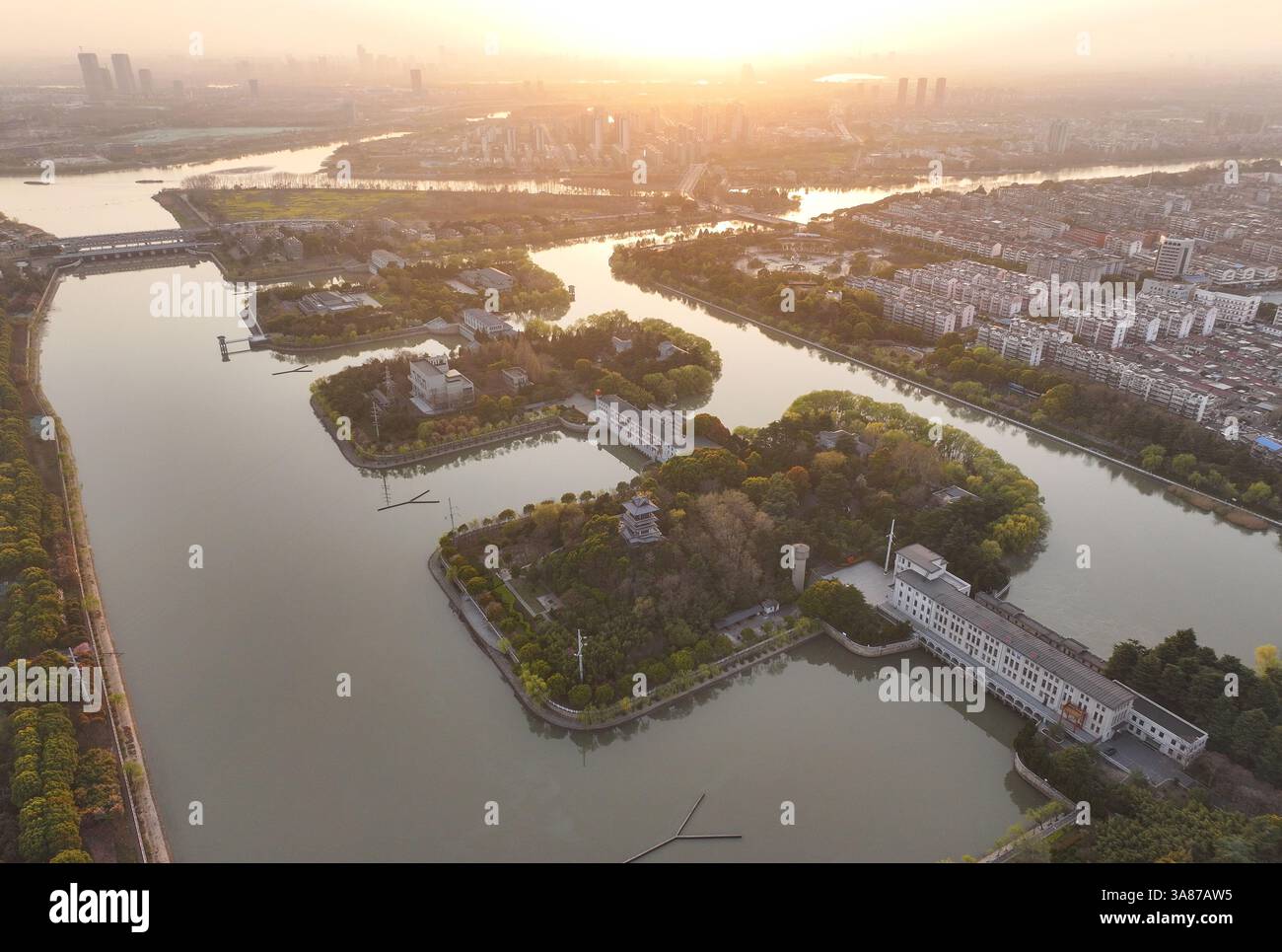 (250328) -- NANJING, March 28, 2025 (Xinhua) -- An aerial drone photo ...