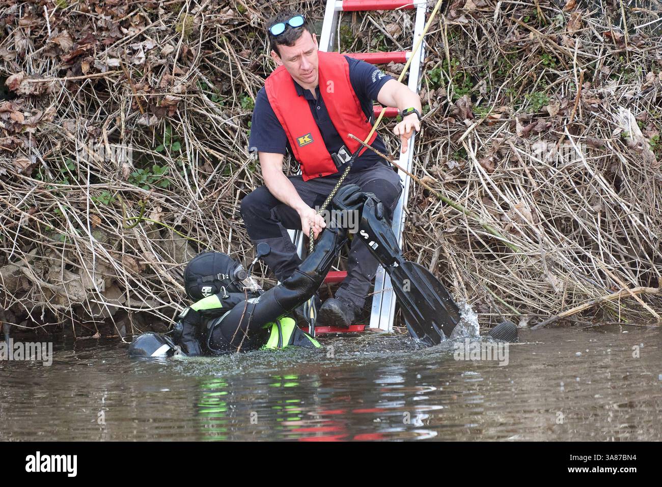 28 March 2025, Hesse, Weilburg: Divers from the police and fire ...