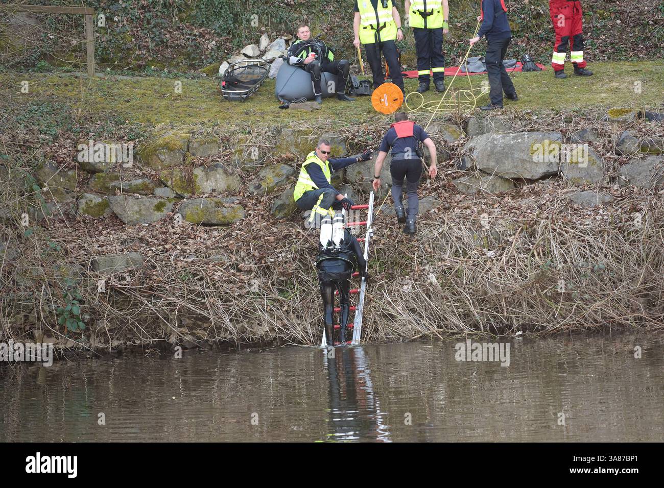 Weilburg, Germany. 28th Mar, 2025. Divers from the police and fire ...