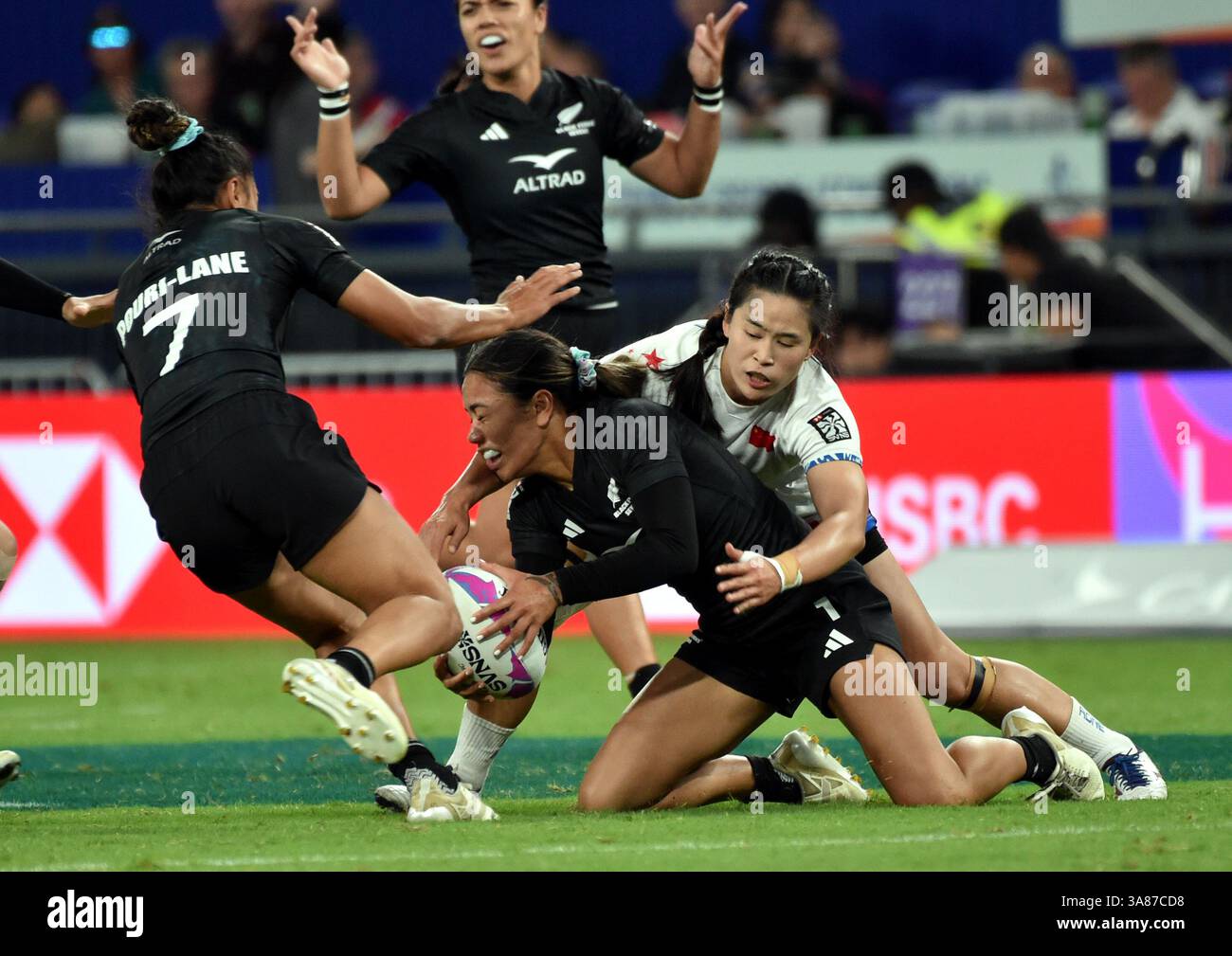 Hong Kong. 28th Mar, 2025. Zhou Yan (down R) of China competes during ...