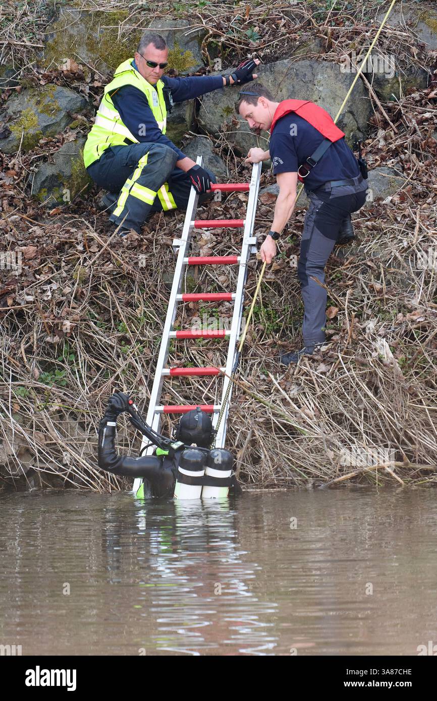Weilburg, Germany. 28th Mar, 2025. Divers from the police and fire ...
