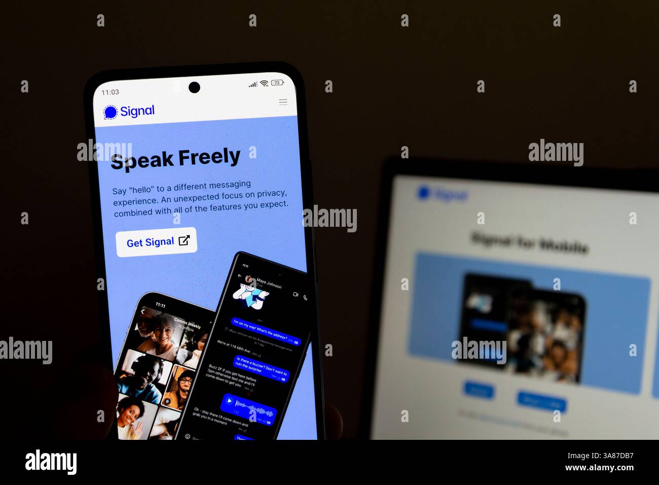 American open-source, encrypted messaging service Signal app on mobile ...