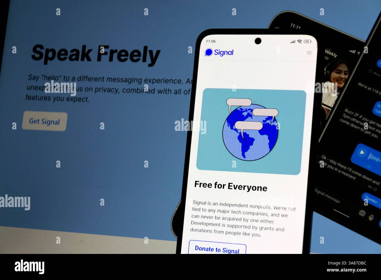 American open-source, encrypted messaging service Signal app on mobile ...