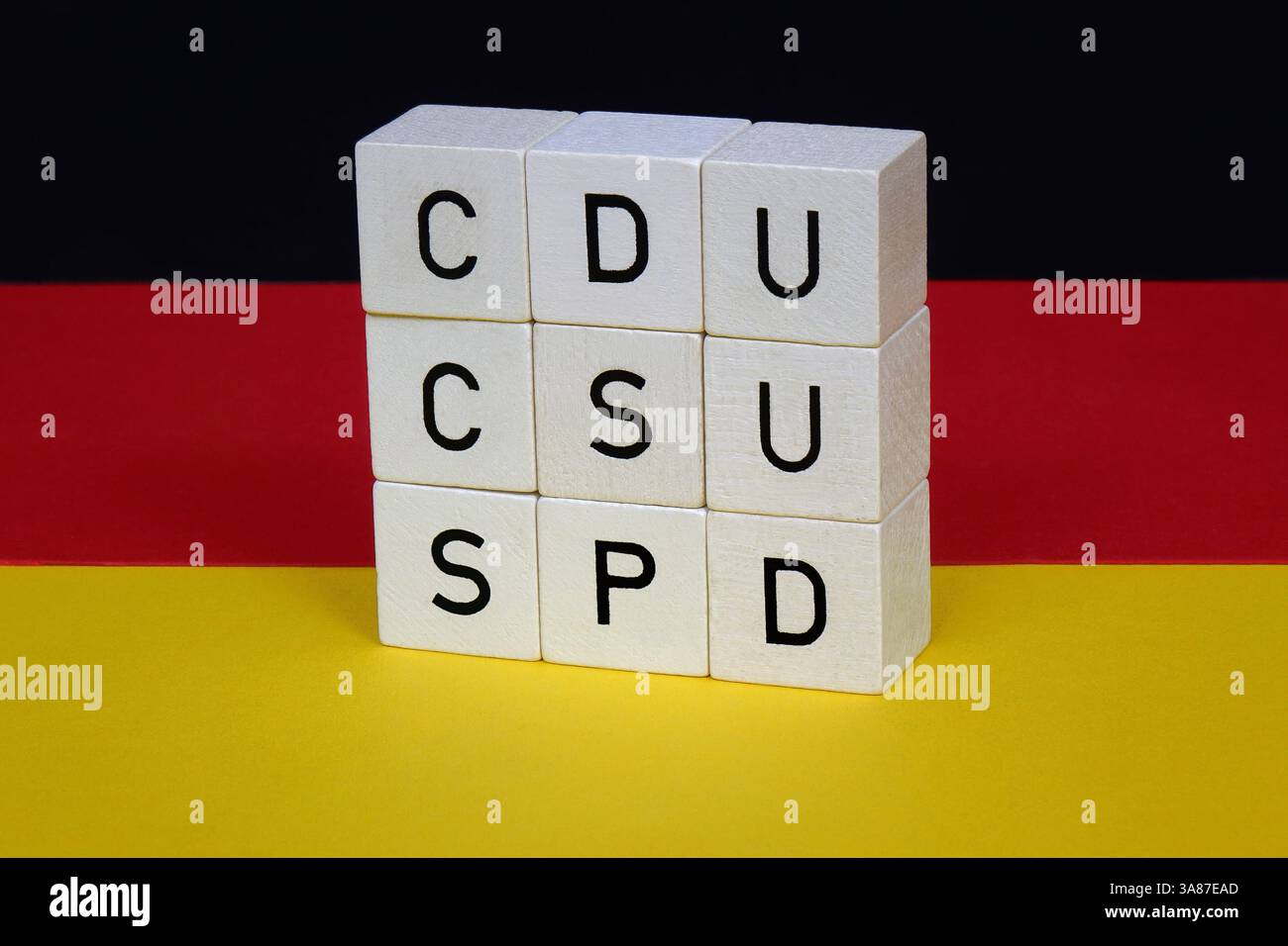 Buchstabenwürfel auf einer Deutschlandfahne mit CDU, CSU und SPD ...