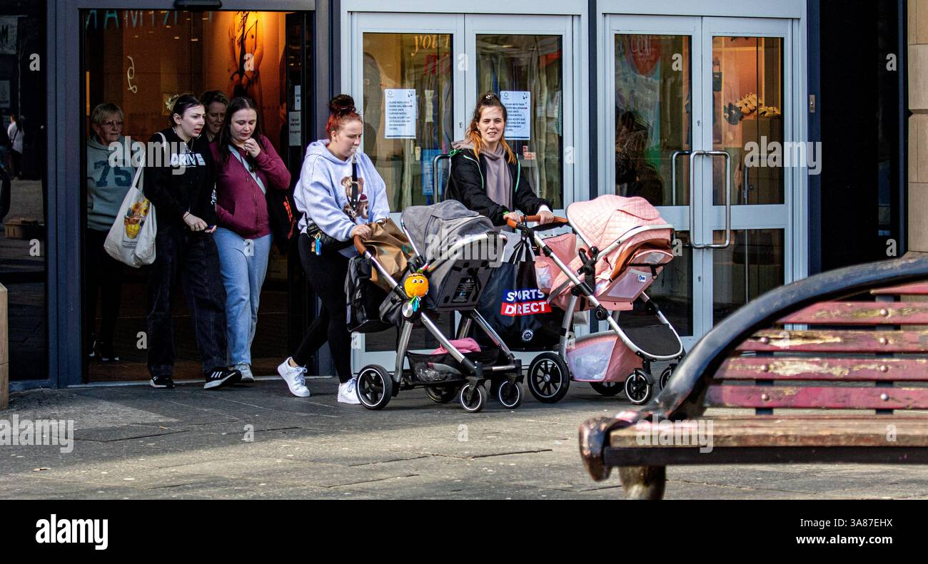 Dundee, Tayside, Scotland, UK. 28th Mar, 2025. UK Weather: Local people ...