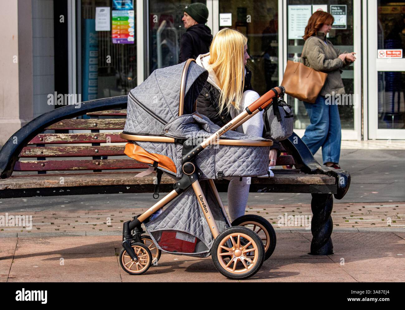 Dundee, Tayside, Scotland, UK. 28th Mar, 2025. UK Weather: Local people ...