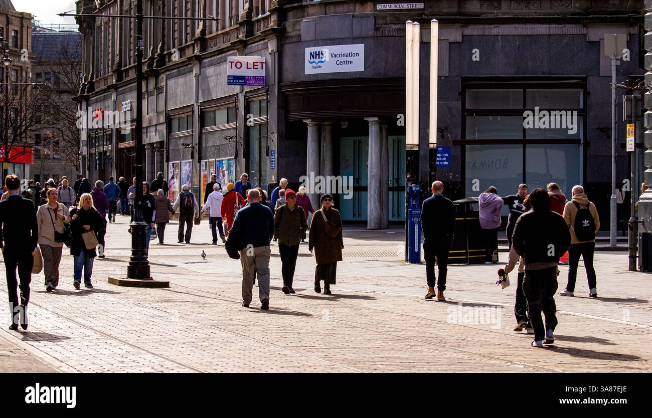 Dundee, Tayside, Scotland, UK. 28th Mar, 2025. UK Weather: Local people ...