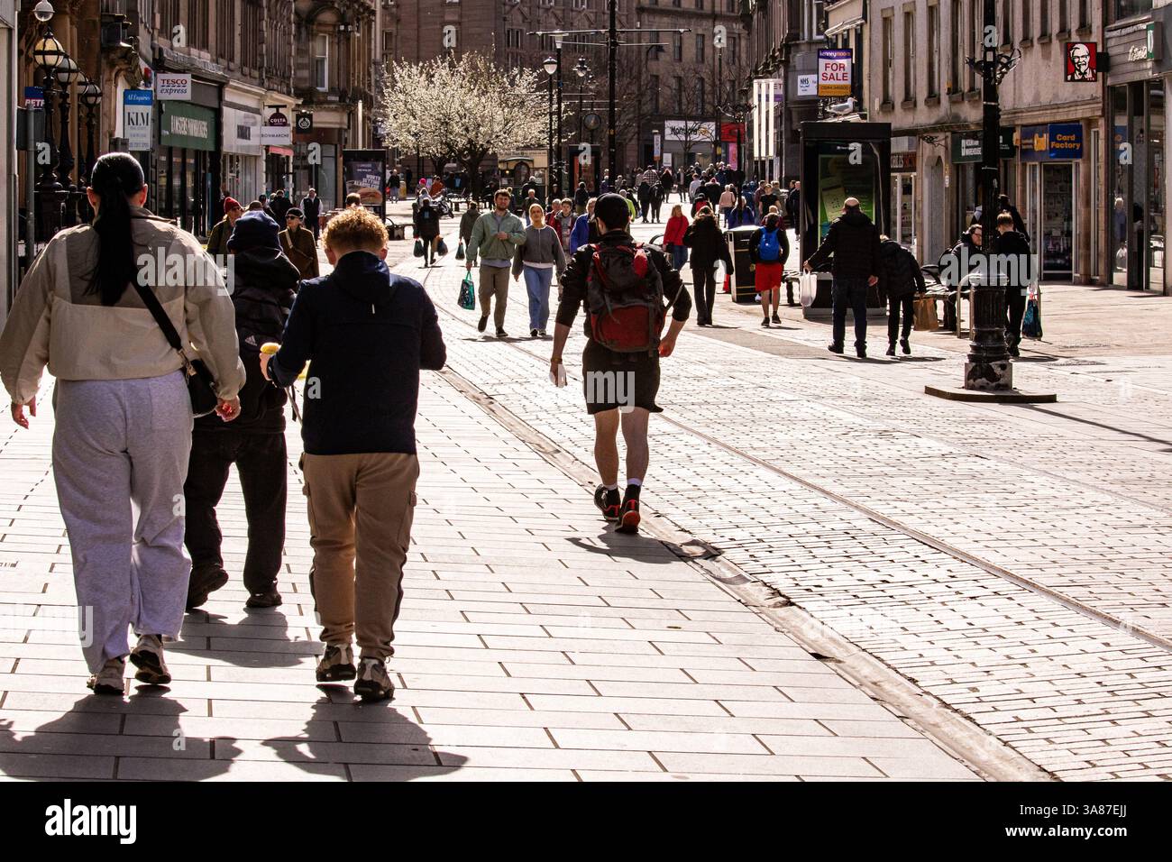 Dundee, Tayside, Scotland, UK. 28th Mar, 2025. UK Weather: Local people ...