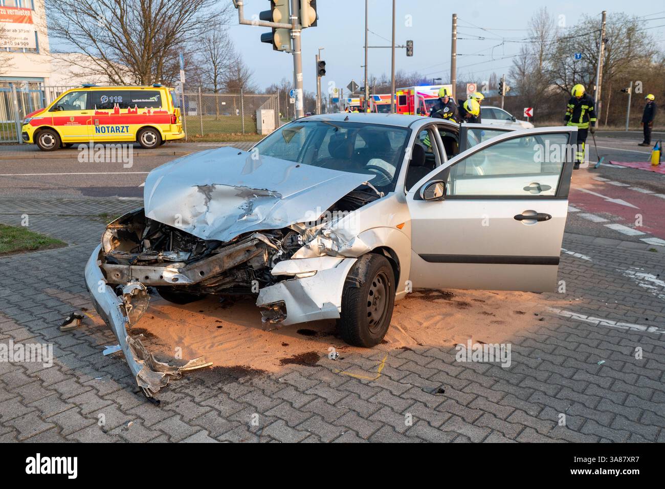 Leipzig - Frontalcrash auf Kreuzung: Fünf Verletzte, darunter drei Kinder 25.03.2025 gegen 16.45 ...