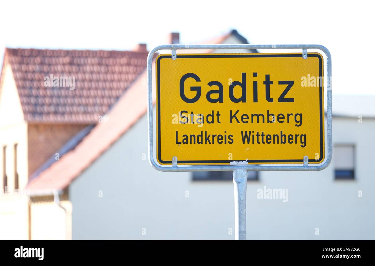 Kemberg, Germany. 28th Mar, 2025. The town sign of Gaditz. A suspected ...