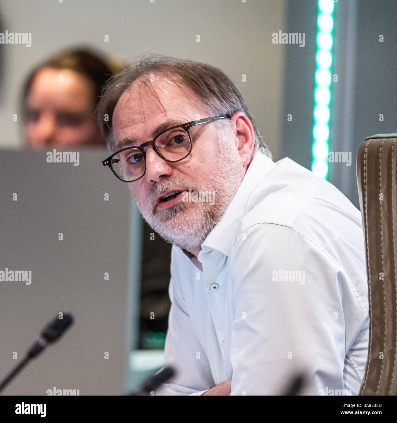 Hans Vanhoof NVA at the Flemish Parliament, commission for mobility and ...
