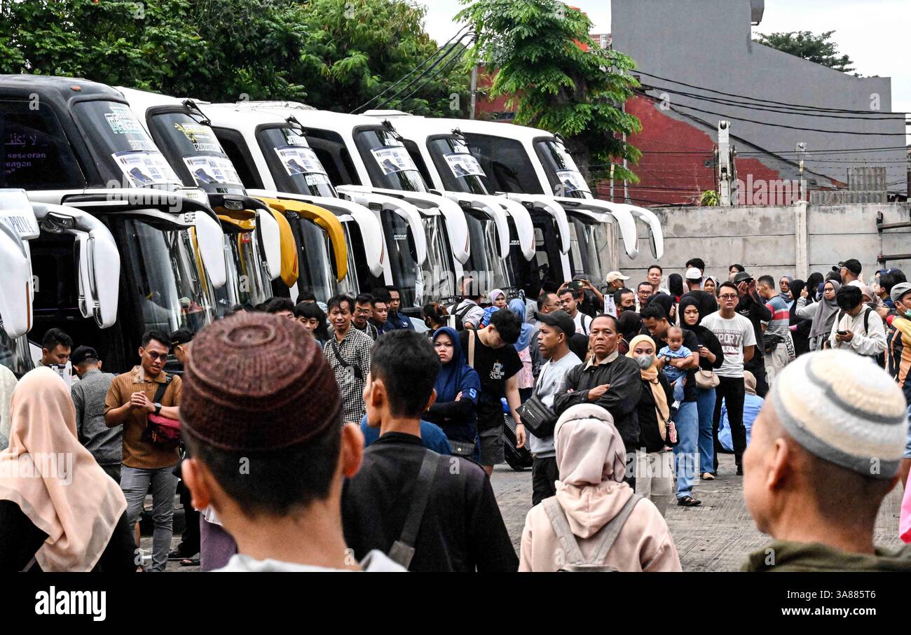 Tangerang, Indonesia. 28th Mar, 2025. Passengers wait to board buses ...