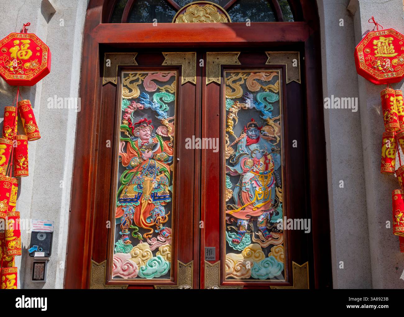 Traditional chinese door design door hi-res stock photography and ...