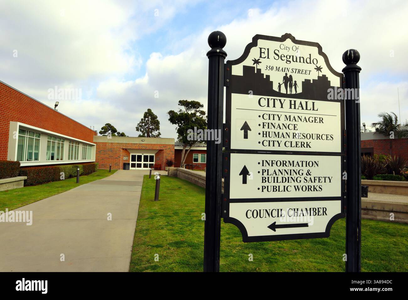 El Segundo, California: El Segundo City Hall located at 350 Main Street ...