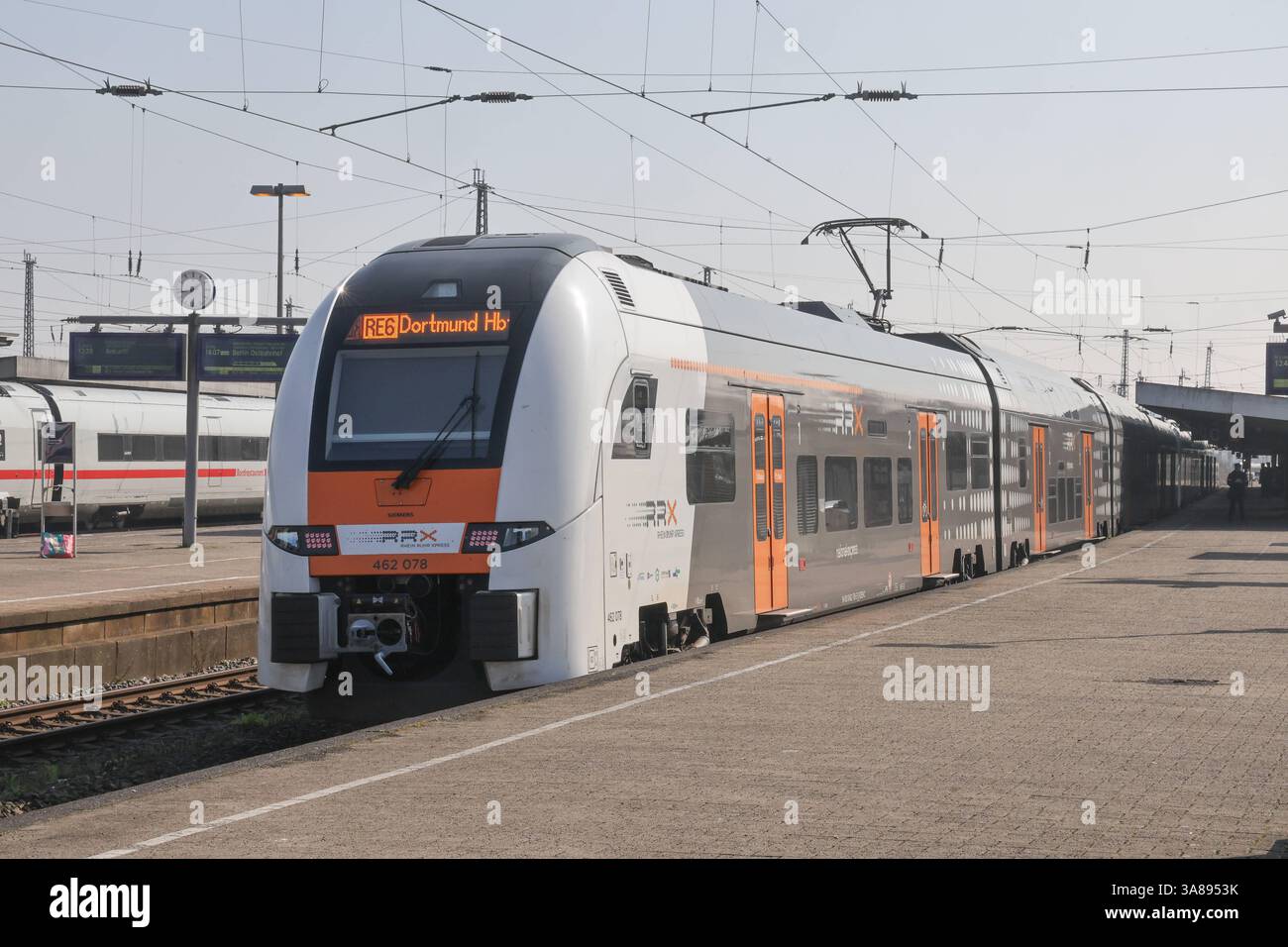 Eisenbahnverkehr in Hamm HBF Rhein-Ruhr-Expresws RRX / RE betreiben von ...