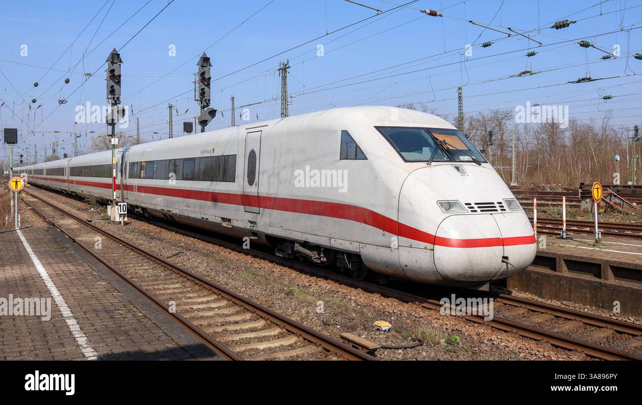 Eisenbahnverkehr in Hamm HBF Intercity Express Zug ICE / ICE2 der ...