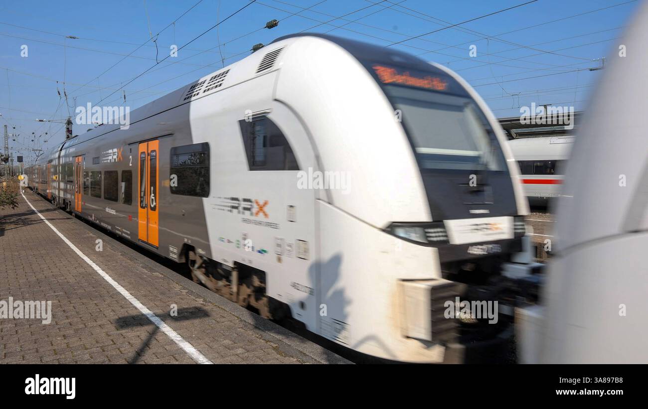 Eisenbahnverkehr in Hamm HBF Rhein-Ruhr-Expresws RRX / RE betreiben von ...