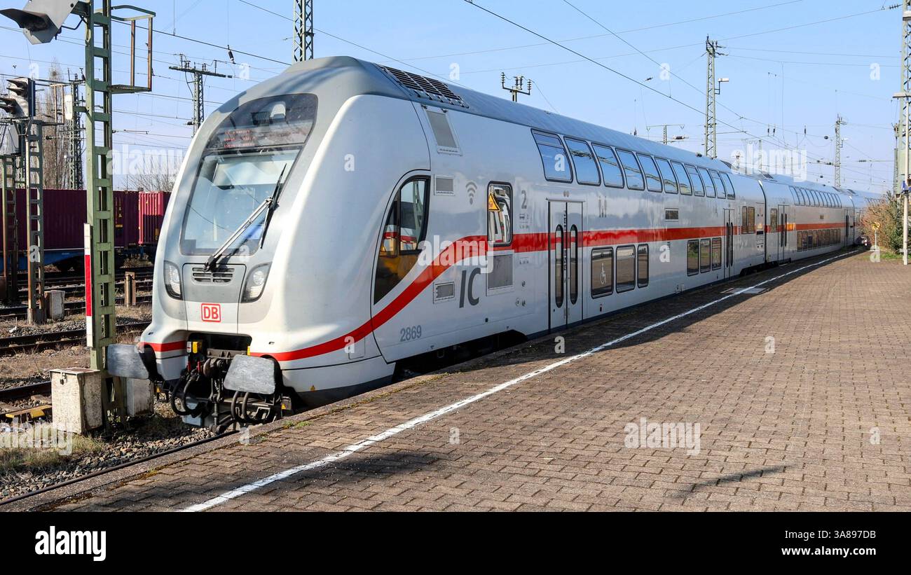 Eisenbahnverkehr in Hamm HBF Intercity Zug IC / ICE2 / Doppelstock der ...