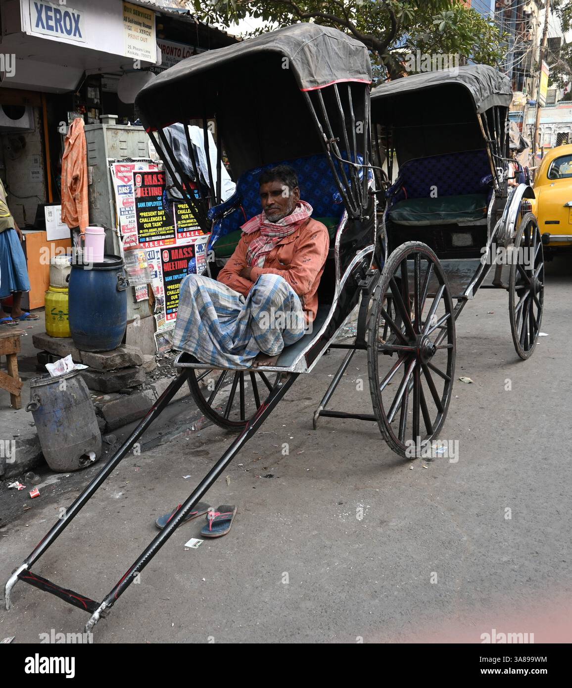 Kolkata, India, January 11, 2025: Resting rickshaw puller Stock Photo ...