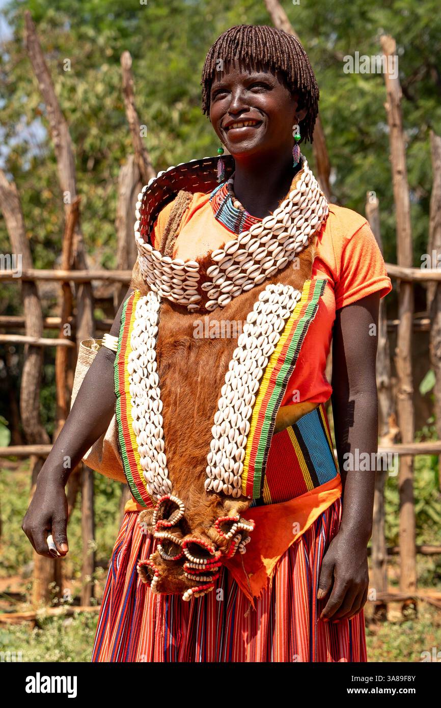 Ethiopie, woman from the Banna tribe in her traditional dress at the ...